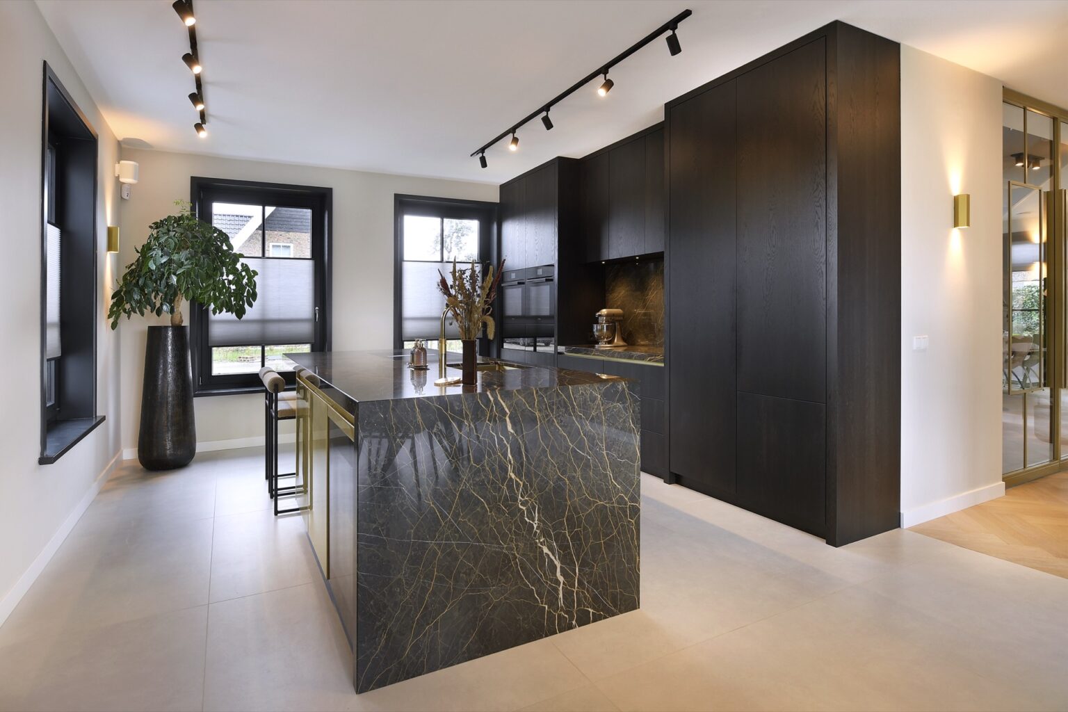 Exclusive kitchen with stunning island - HOOG.design - Exclusive living ...