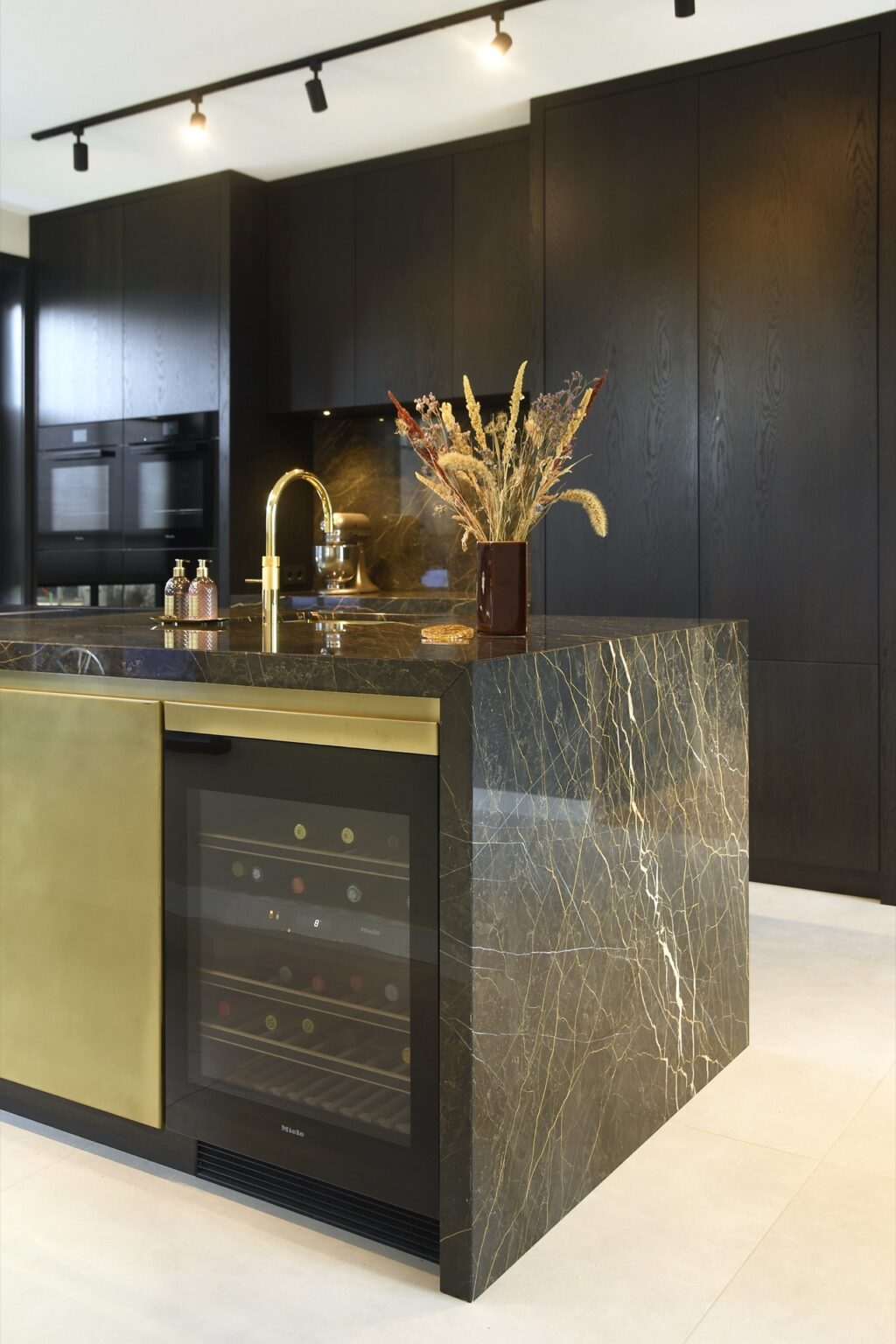 Exclusive kitchen with stunning island - HOOG.design - Exclusive living ...