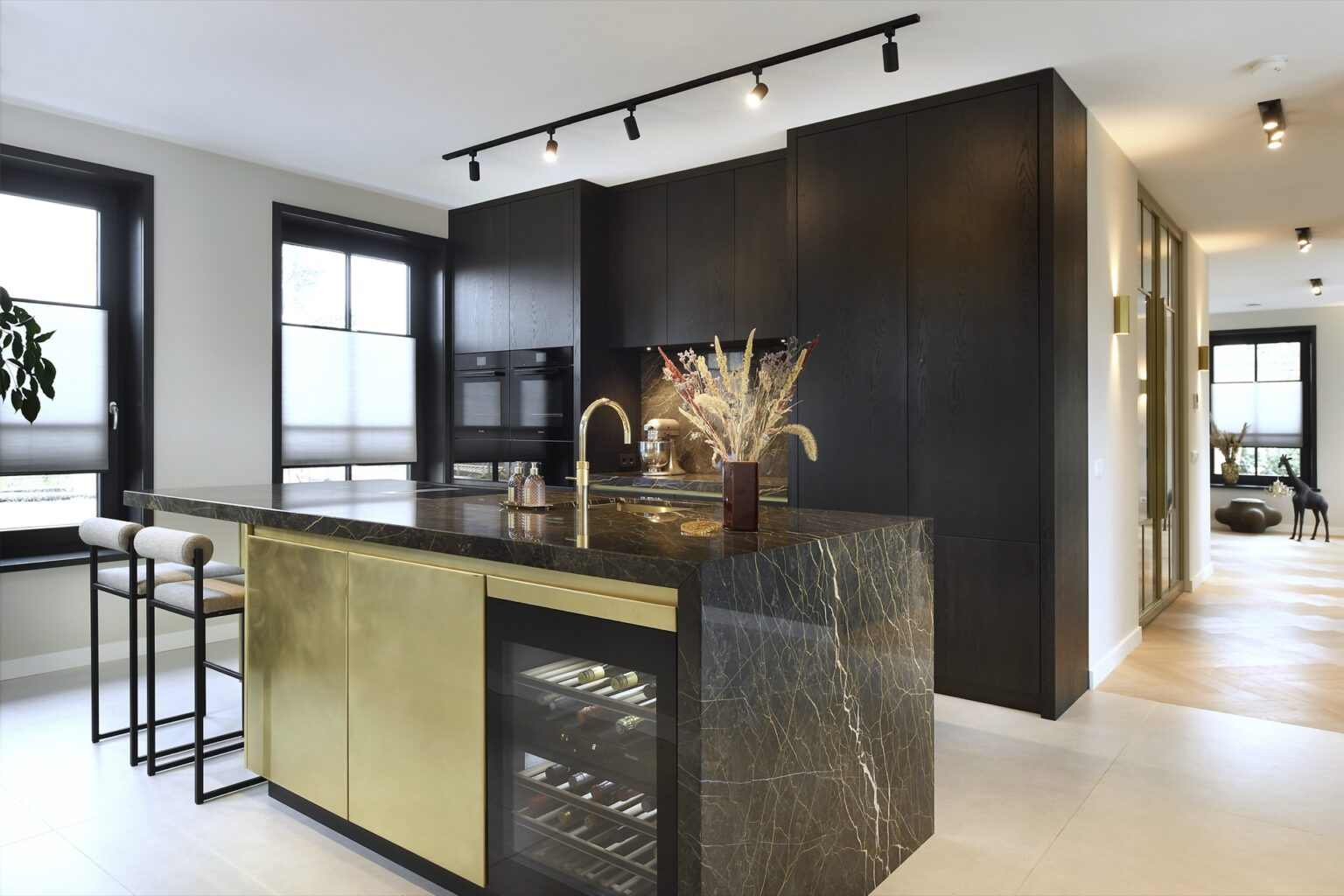 Exclusive kitchen with stunning island - HOOG.design - Exclusive living ...