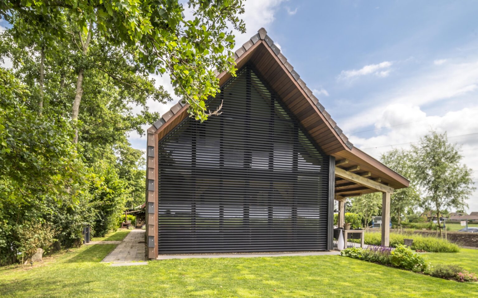 Stylish, modern barn home in Papekop equipped with slatted systems