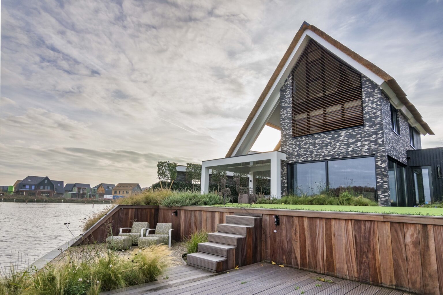 Barn house fitted with slatted western red cedar blinds - HOOG.design ...