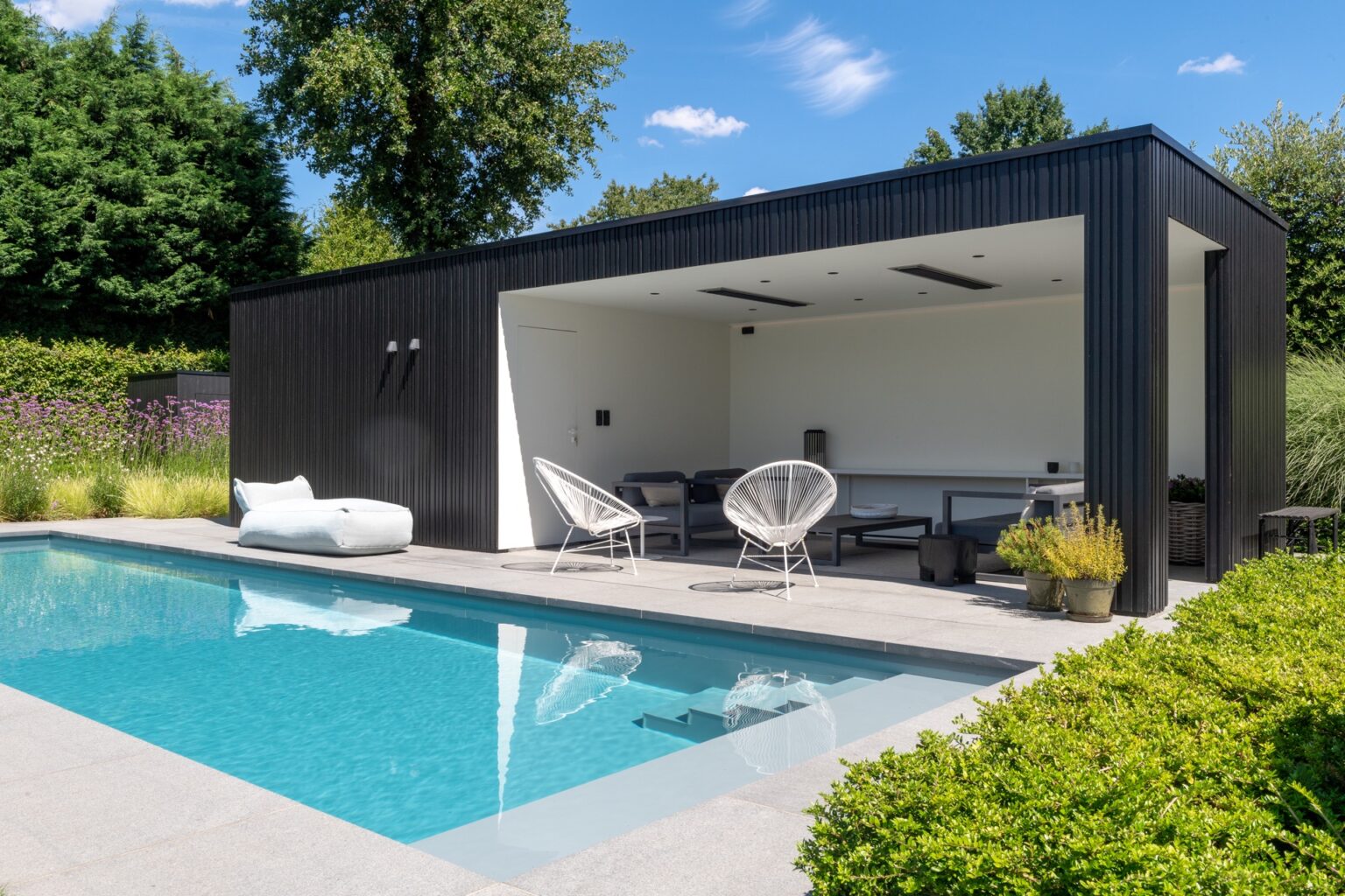 Pool house concept black - white