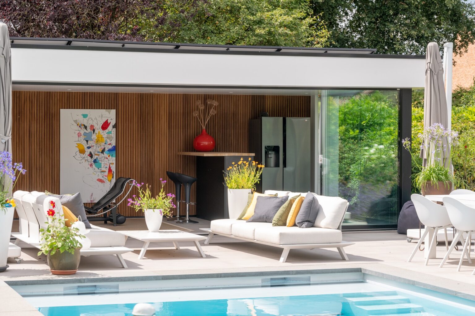 Poolhouse met glazen schuifwanden