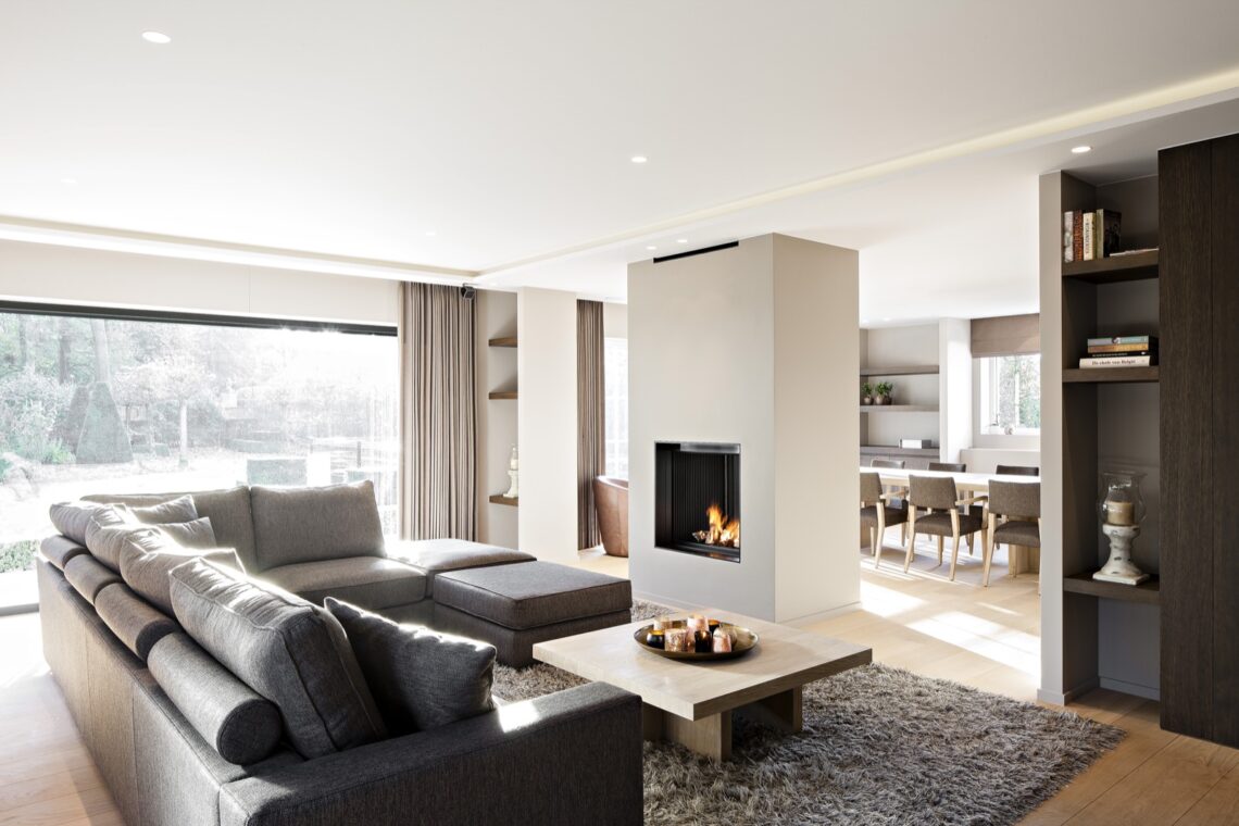 Interieur met donker hout