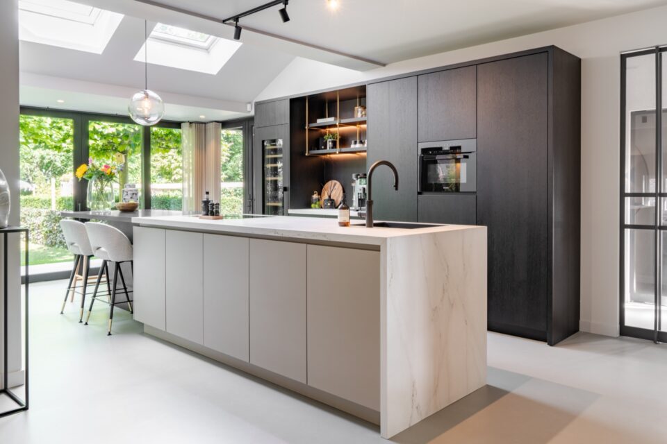 Keuken met groot kookeiland