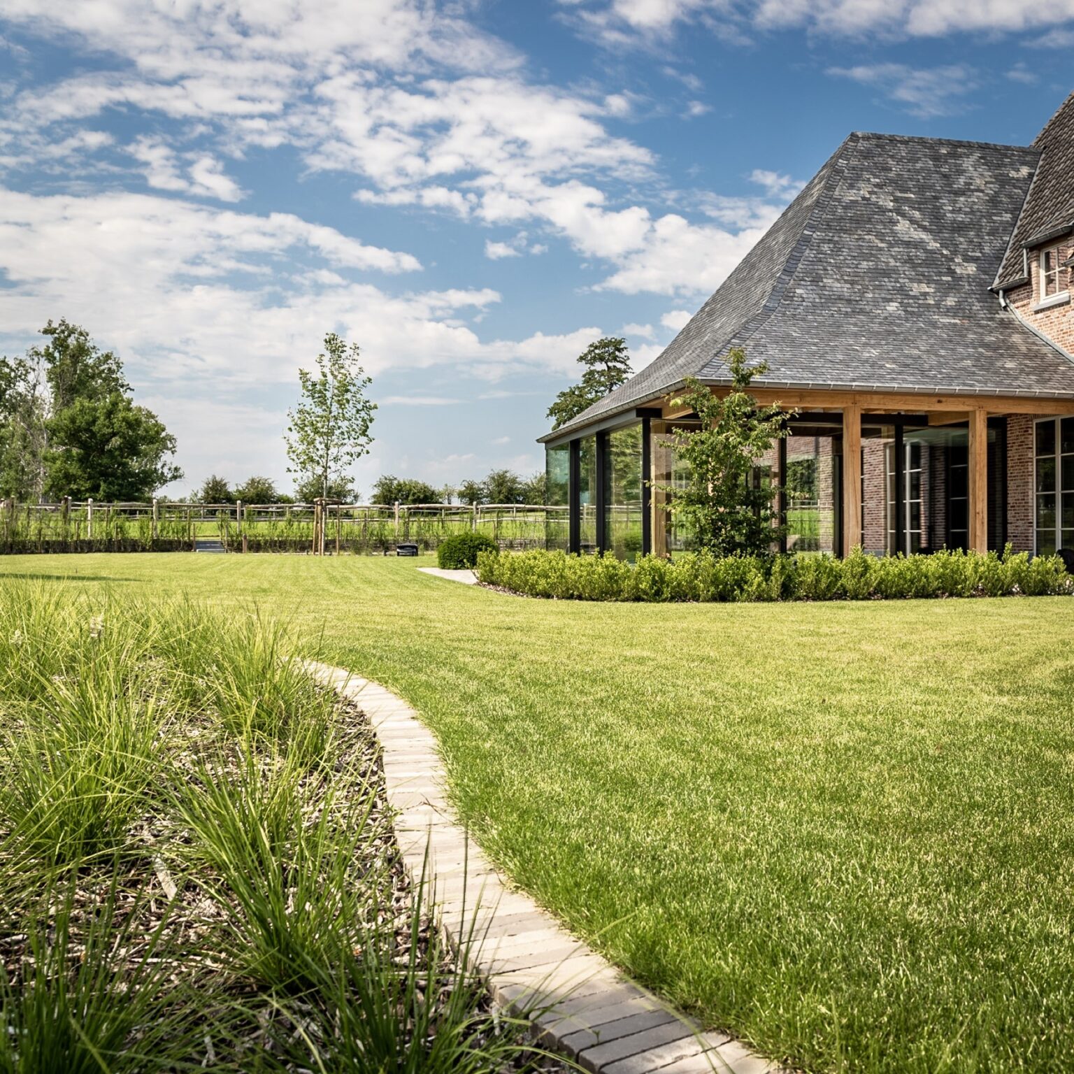 Kindervriendelijke tuin met zwembad - HOOG.design - Exclusieve woon- en ...