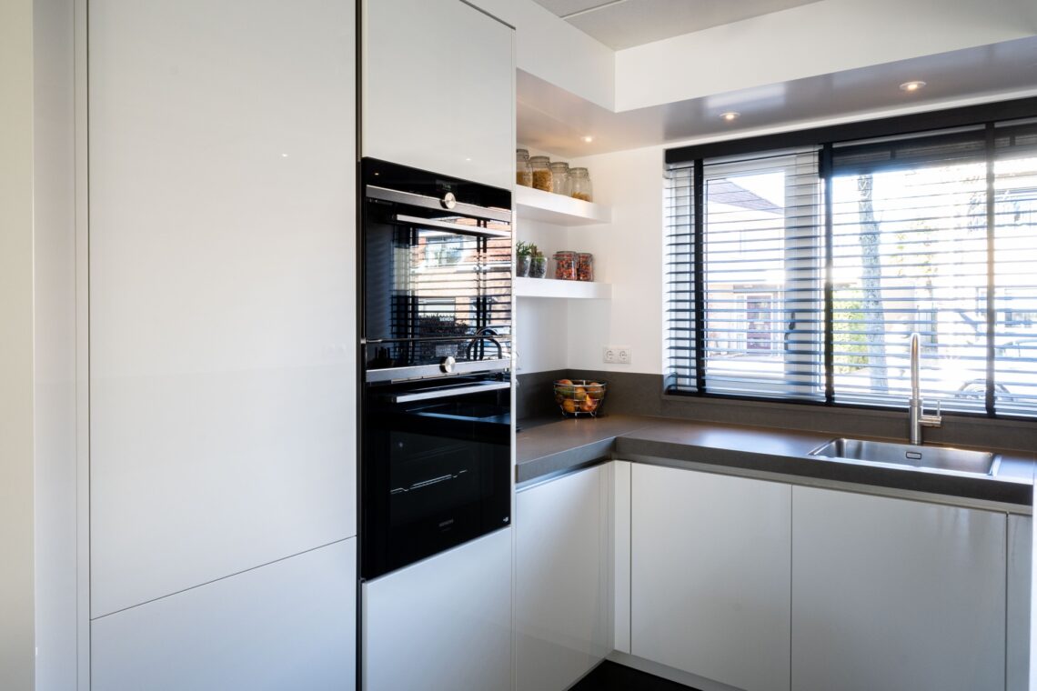Witte frisse u-vorm keuken, Rijswijk