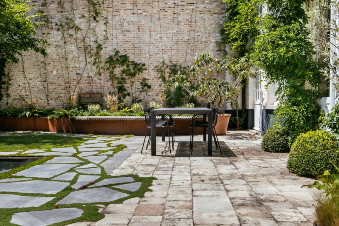 Atmospheric courtyard garden