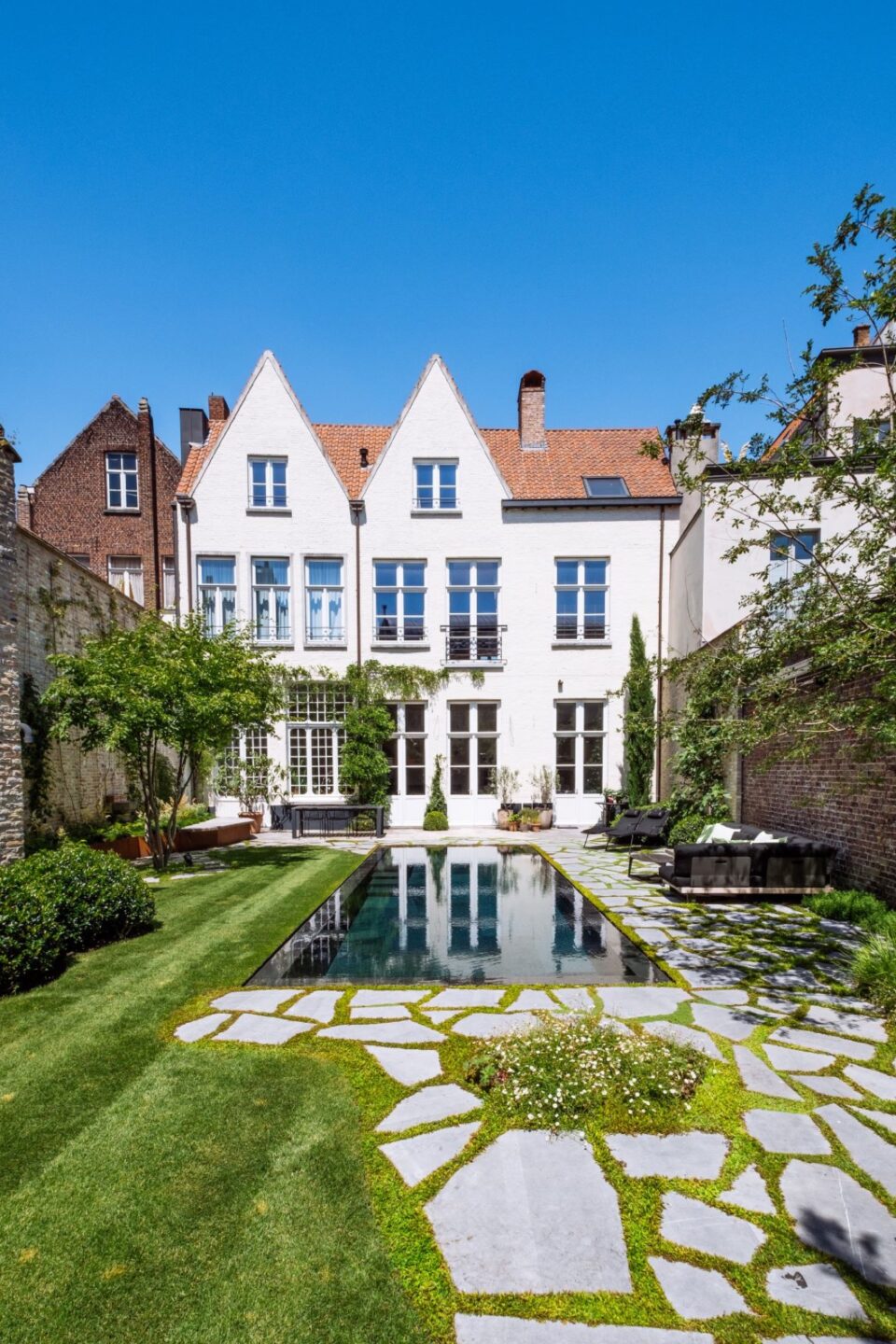 Atmospheric courtyard garden