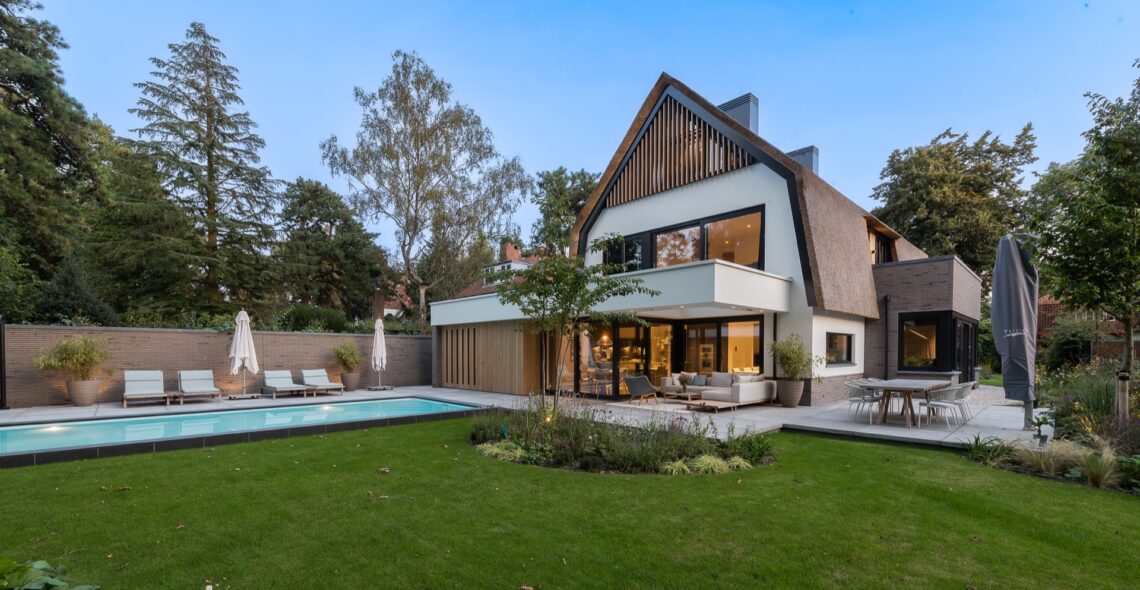 Moderne mansardekap in warm riet