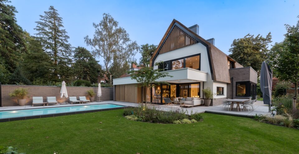 Modern mansard roof in Zeist