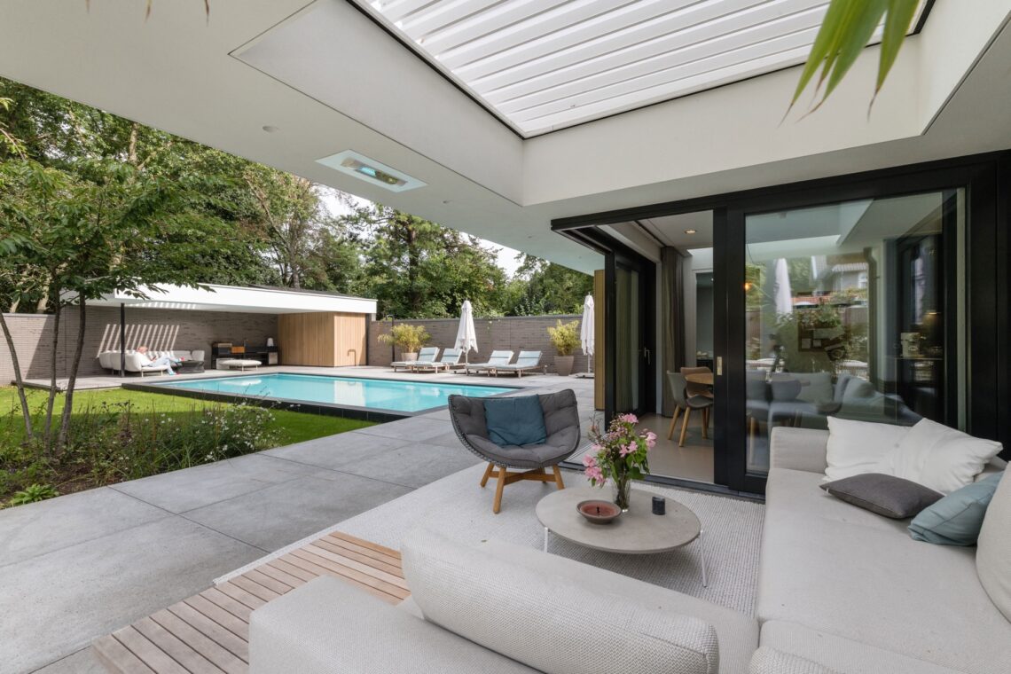 Moderne mansardekap in warm riet