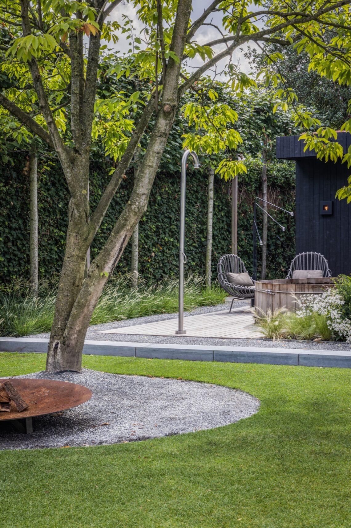 Naturally inspired garden met hottub