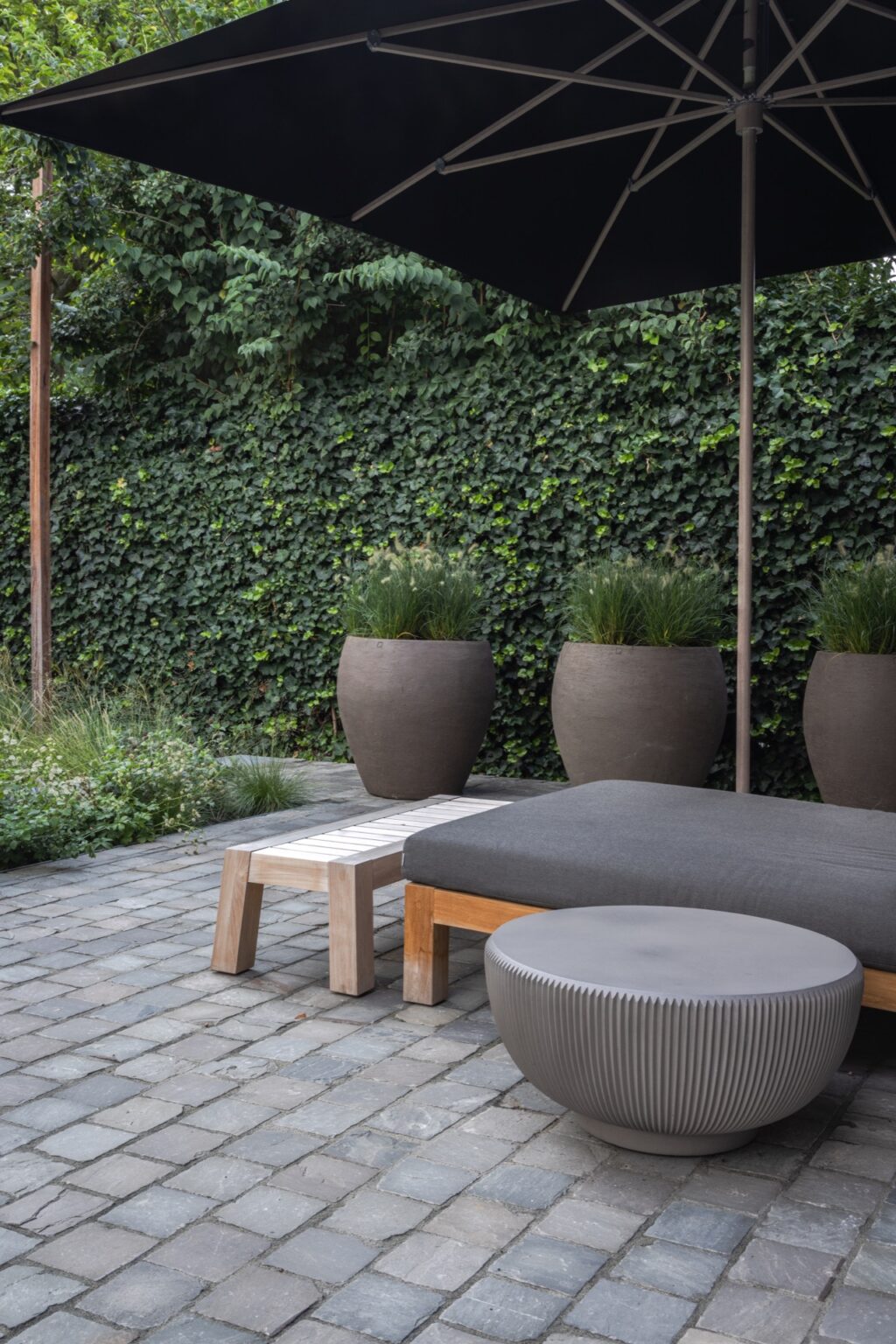 Naturally inspired garden met hottub