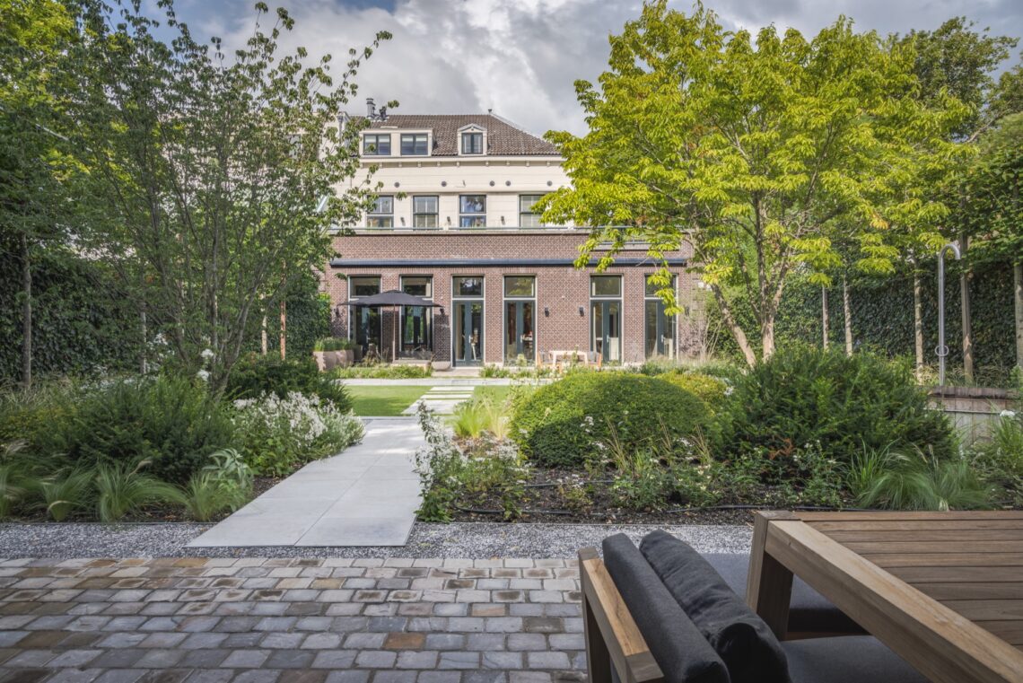 Naturally inspired garden met hottub