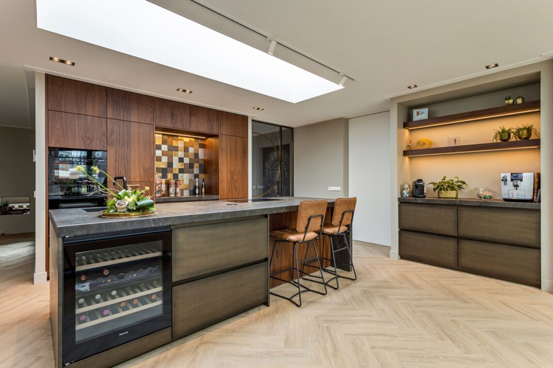 Keuken van notenhout en brons