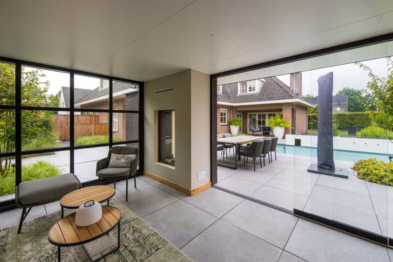 Moderne tuin met zwembad en tuinkamer