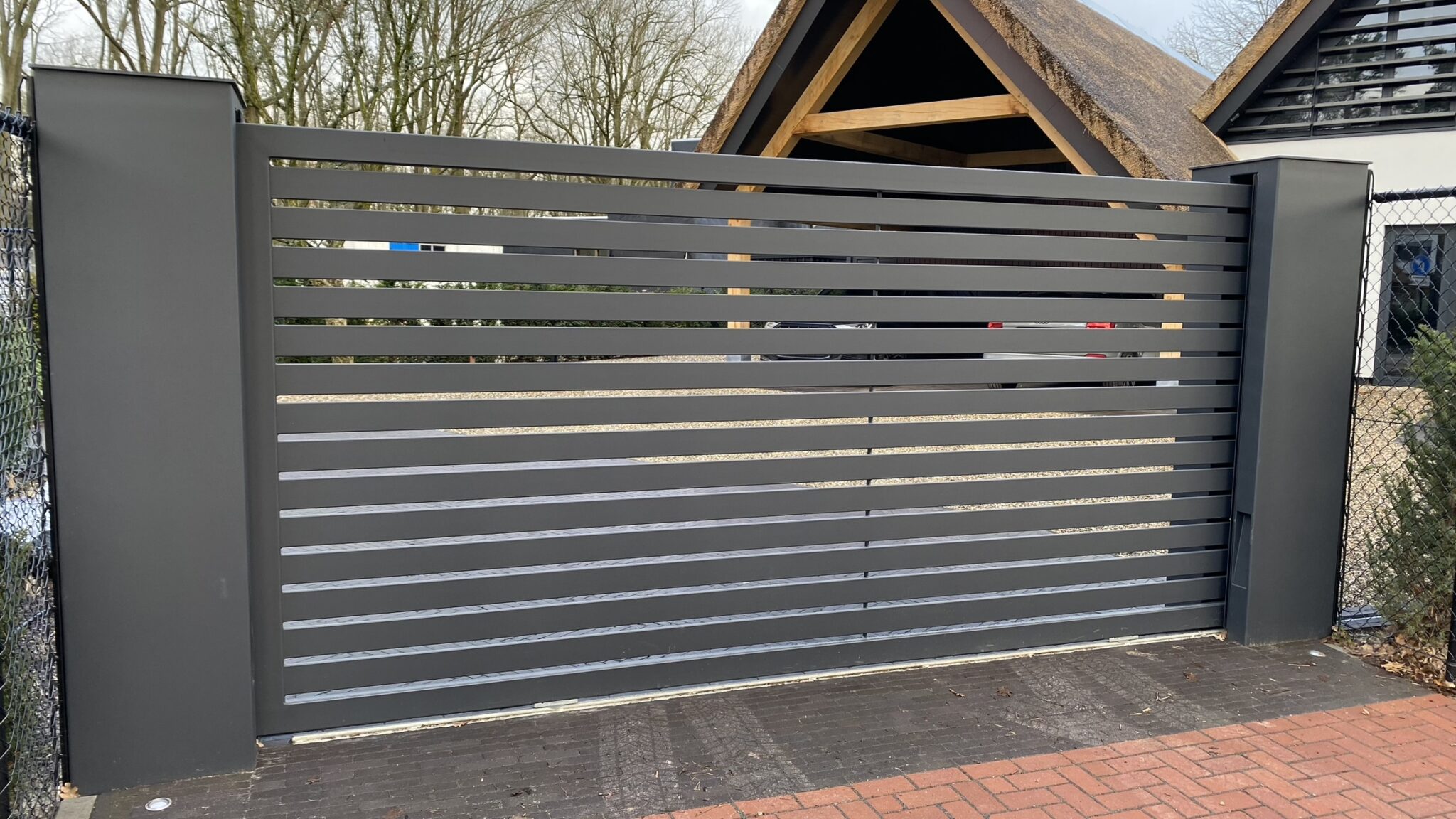 Sliding gate with design columns