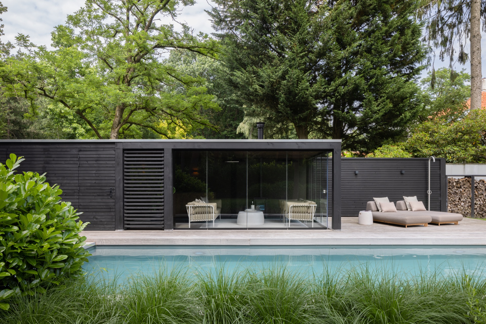 5x a luxury pool house made of wood - HOOG.design - Exclusive living inspiration