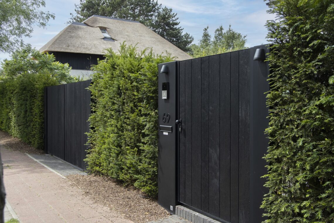 Aluminium tuinpoort met zwart geborsteld hout