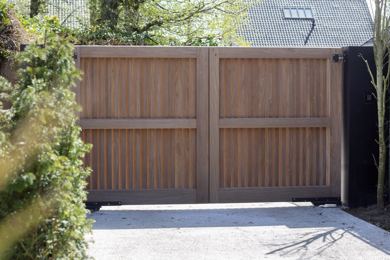 Moderne houten tuinpoort - HOOG.design - Exclusive living inspiration