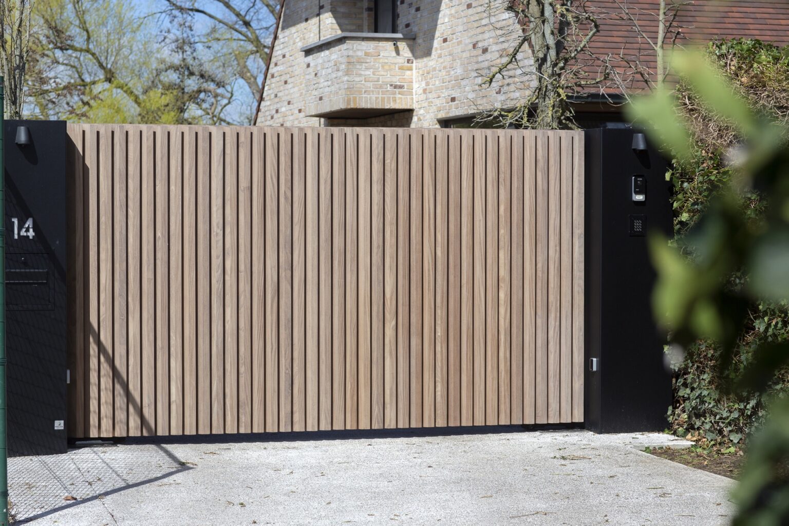Moderne houten tuinpoort - HOOG.design - Exclusive living inspiration
