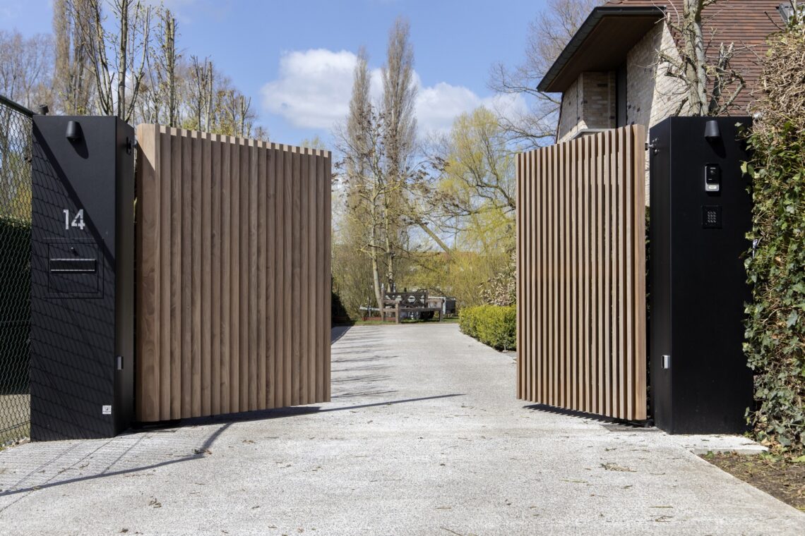 Moderne houten tuinpoort - HOOG.design - Exclusive living inspiration