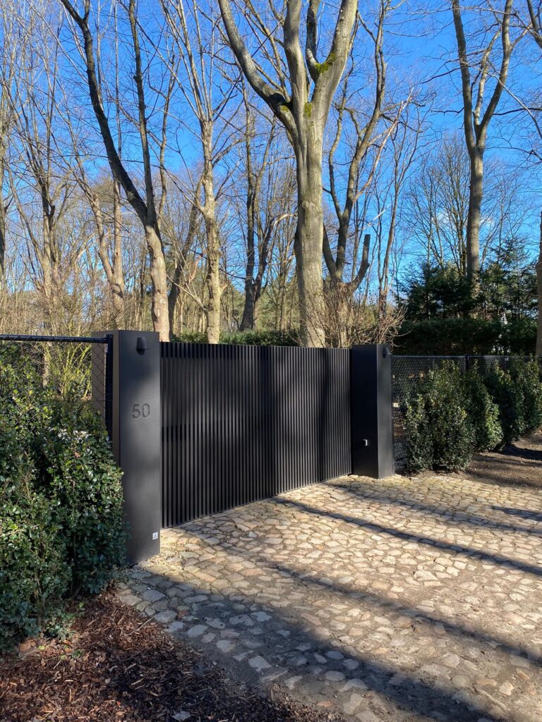 Aluminum garden gate with tight lath structure