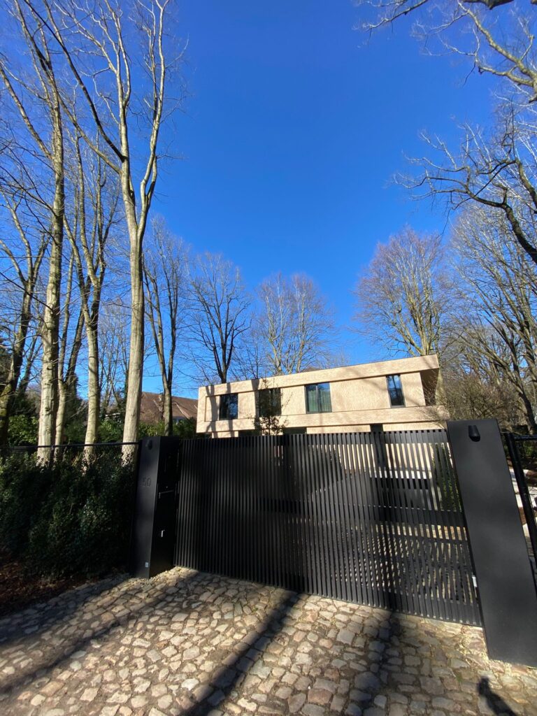 Aluminum garden gate with tight lath structure