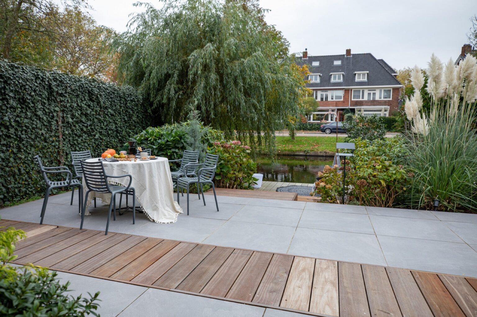 Prachtige tuin aan het water