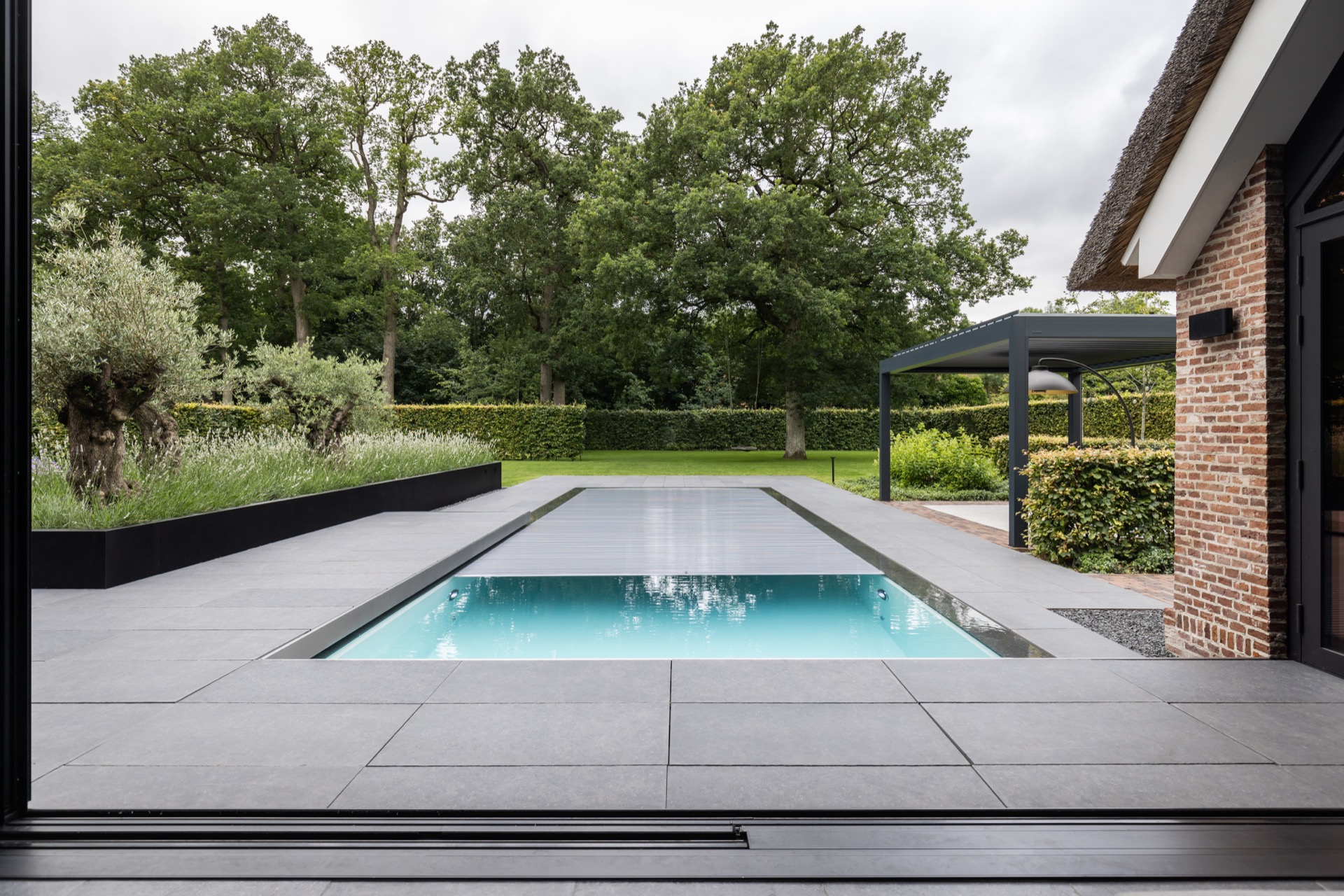 4 tips voor een zwembad in de tuin - HOOG.design - Exclusive living ...