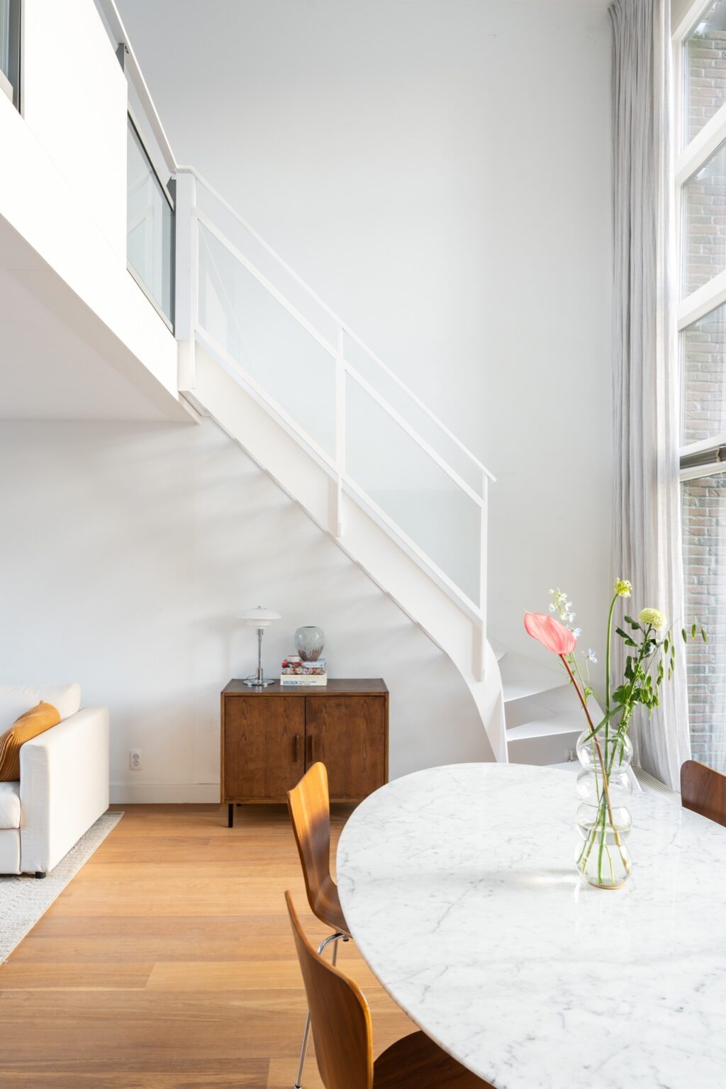 Witte stalen trap met balustrade