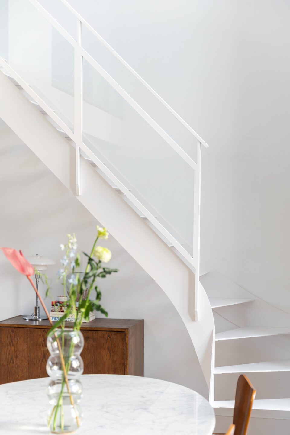 Witte stalen trap met balustrade