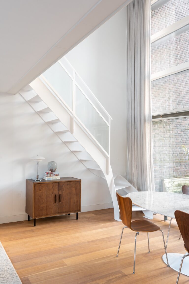 Witte stalen trap met balustrade