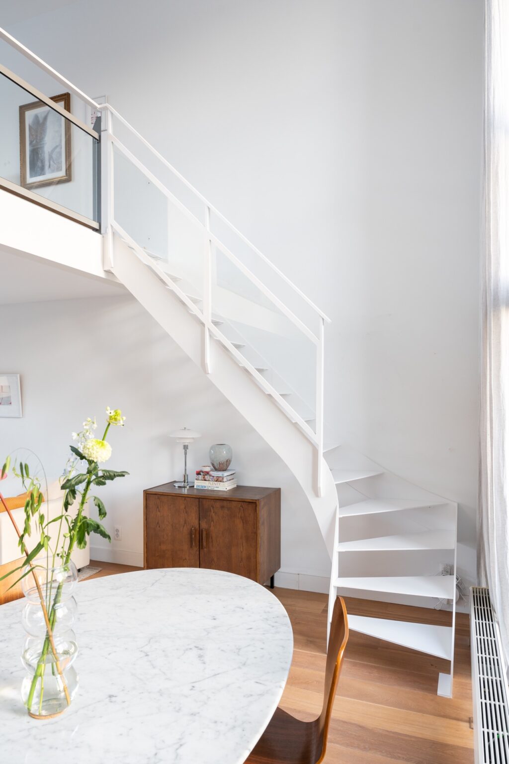Witte stalen trap met balustrade
