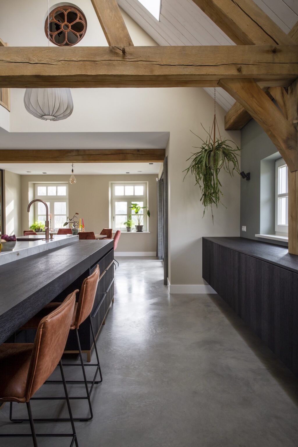 Newly built farmhouse-style house with flattened concrete floor - HOOG ...