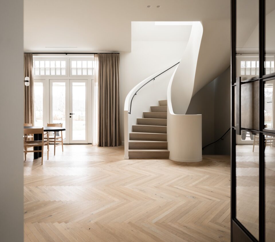 Oak Z-shape staircase with curved walls