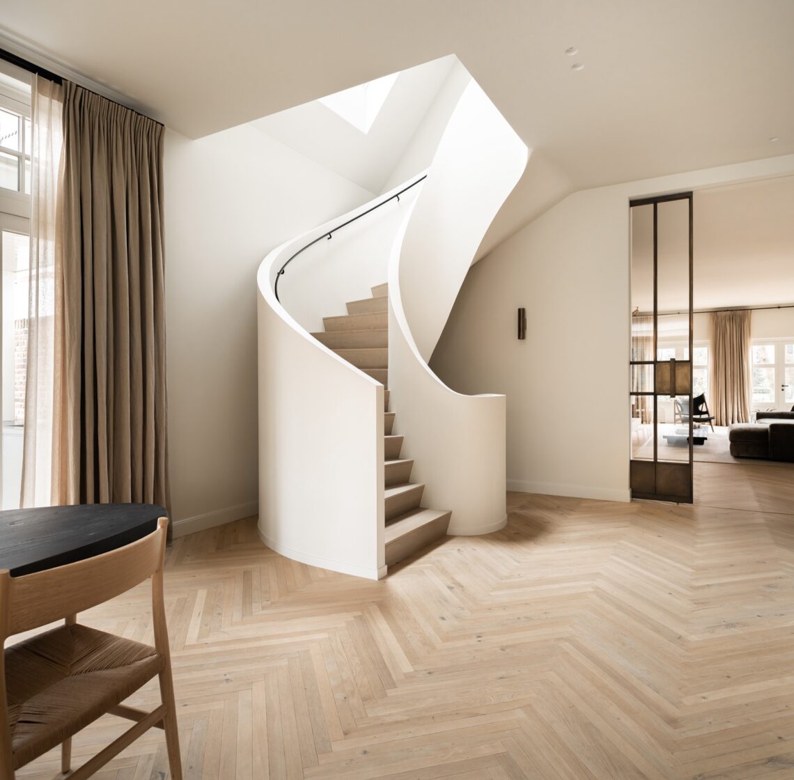 Oak Z-shape staircase with curved walls