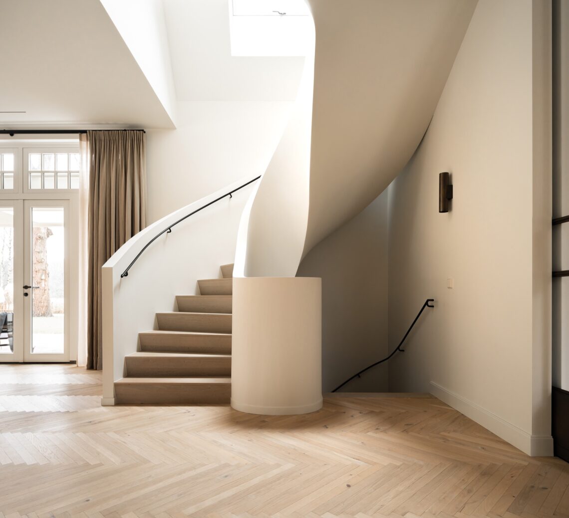 Oak Z-shape staircase with curved walls