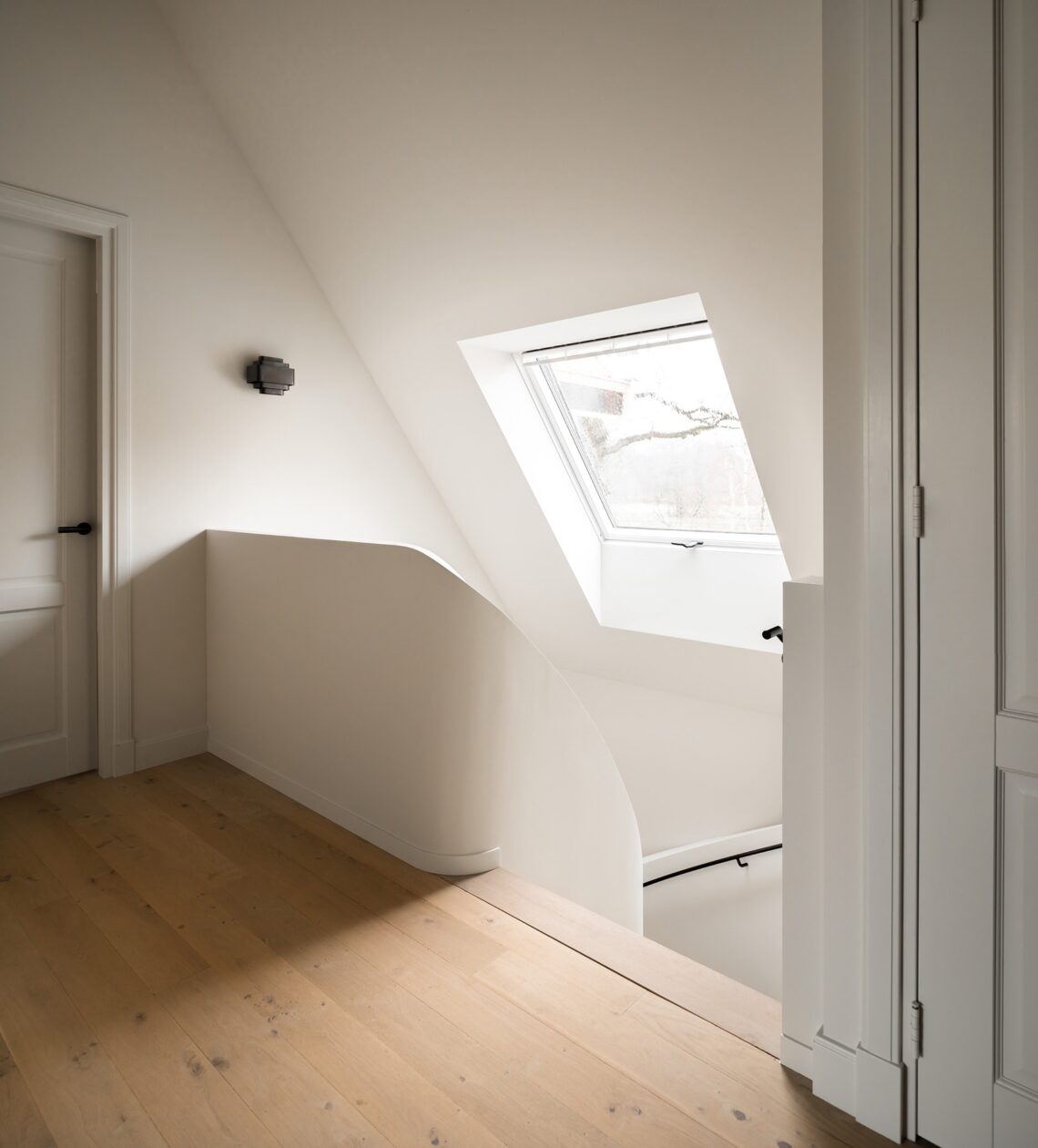 Oak Z-shape staircase with curved walls