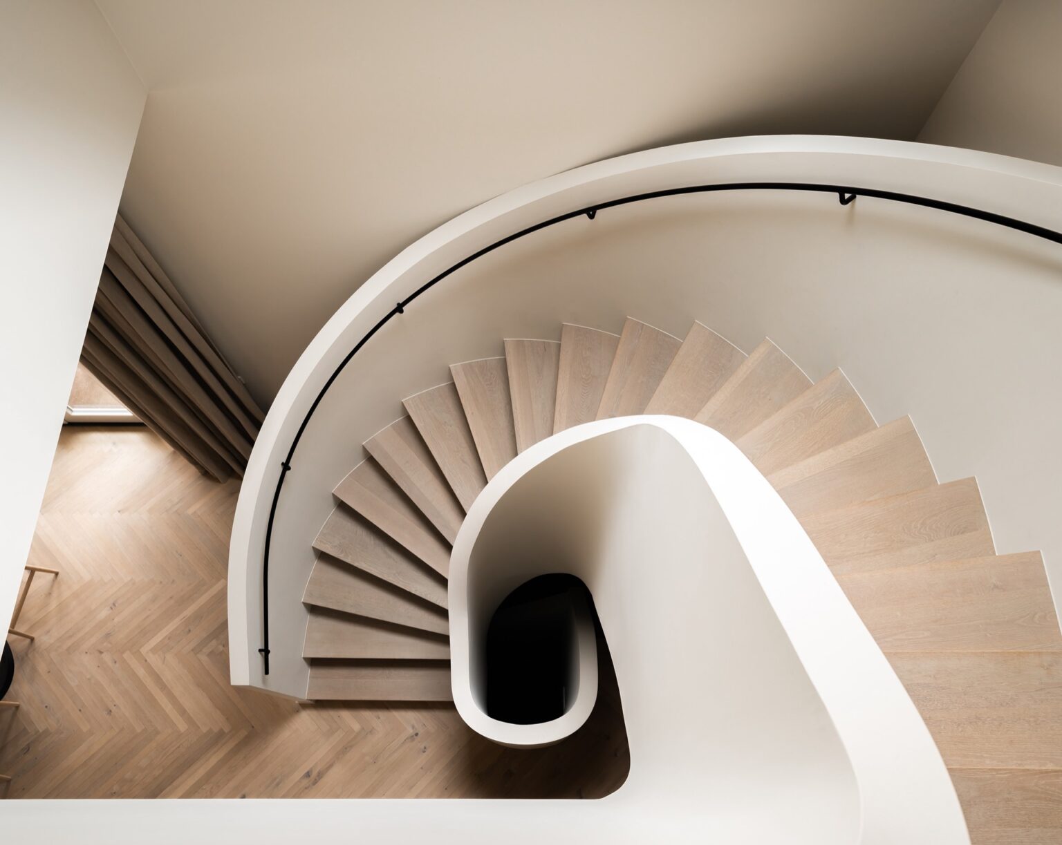 Oak Z-shape staircase with curved walls