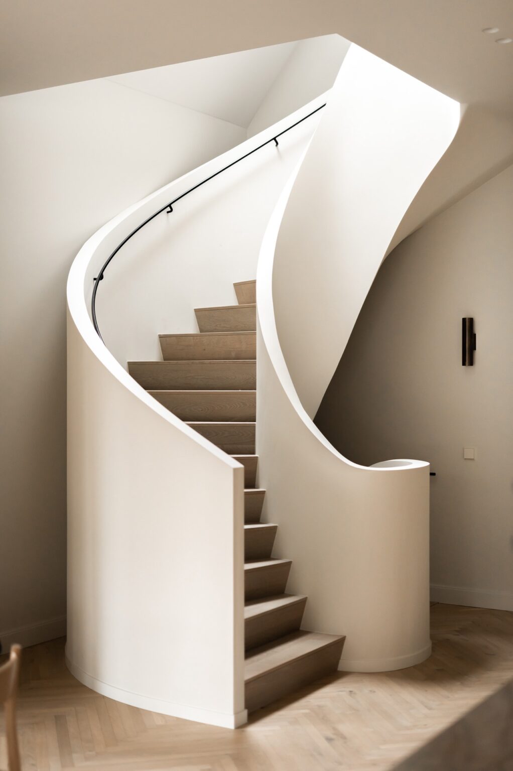 Oak Z-shape staircase with curved walls