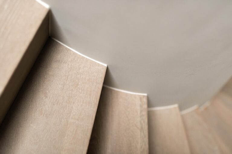 Oak Z-shape staircase with curved walls