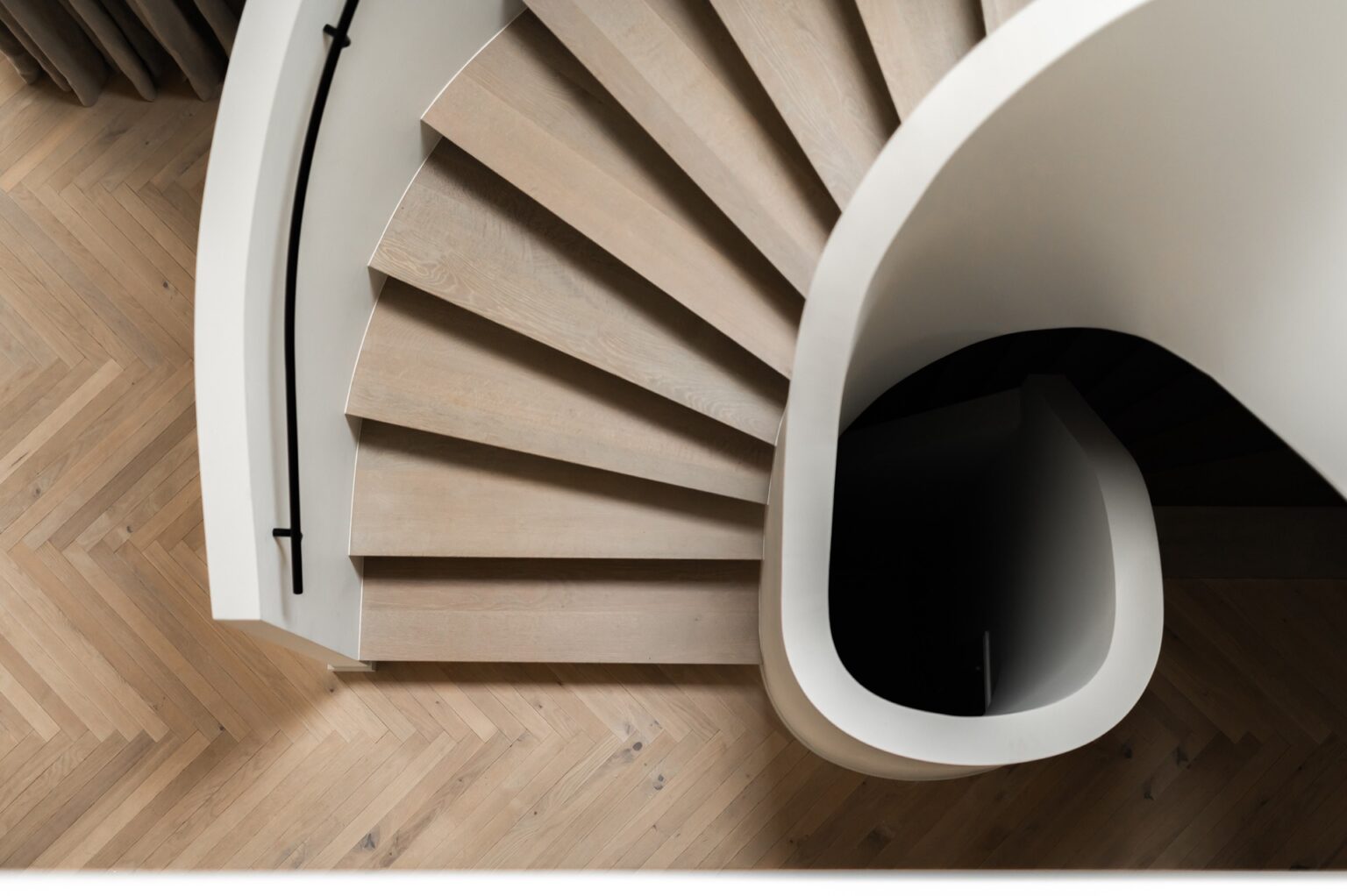 Oak Z-shape staircase with curved walls