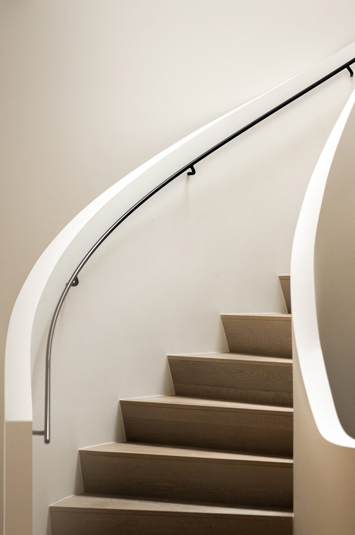 Oak Z-shape staircase with curved walls