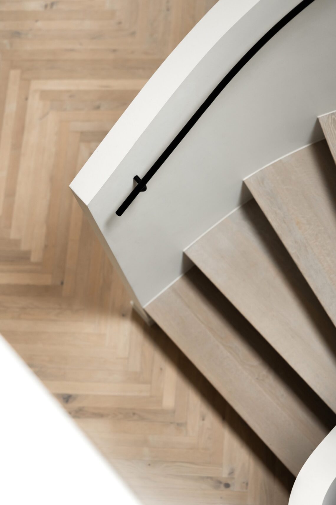 Oak Z-shape staircase with curved walls