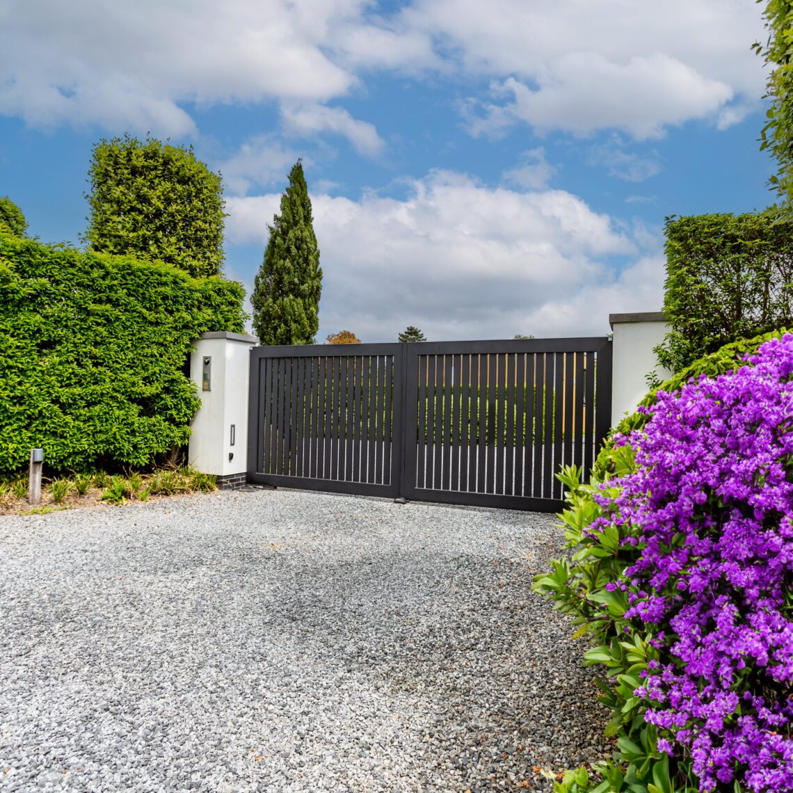 Sleek modern entrance gate + walkway - HOOG.design - Exclusive living ...