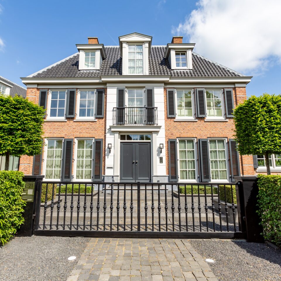 Exclusive classic sliding gate - HOOG.design - Exclusive living inspiration