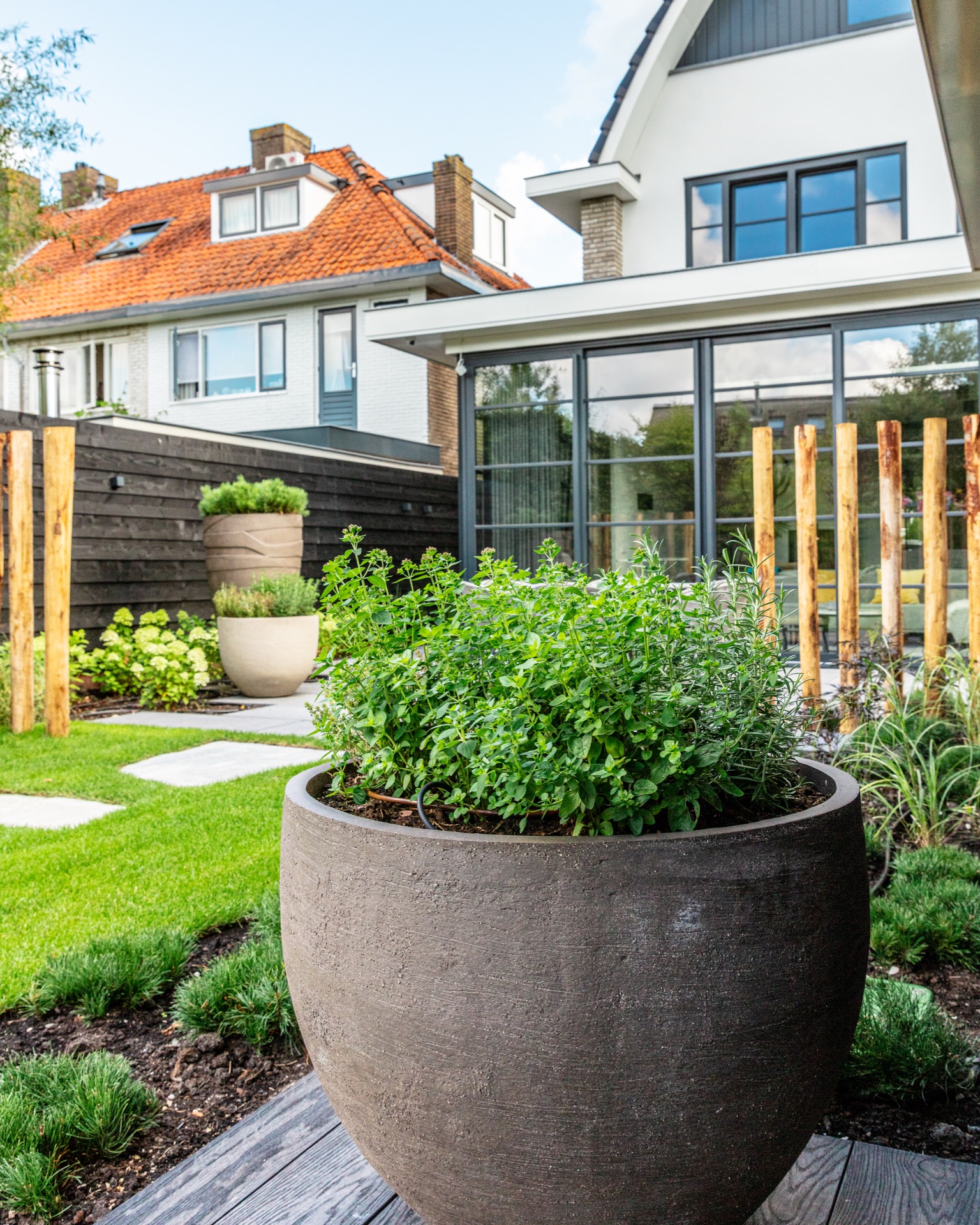 Luxury garden with lots of greenery and privacy