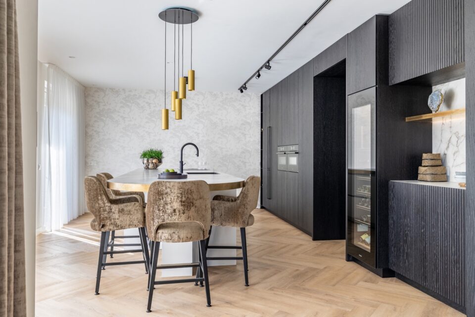 Modernized 1960s villa with gold details